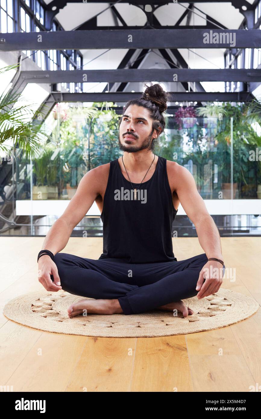 Pilates man mat hi-res stock photography and images - Alamy