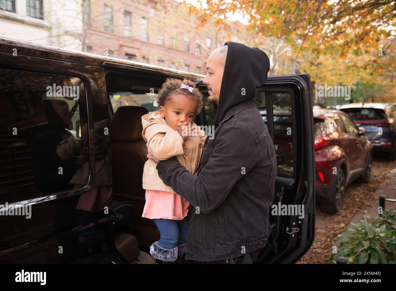 Putting baby in car hi-res stock photography and images - Alamy