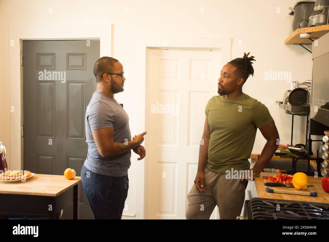 Teamwork in the kitchen hi-res stock photography and images - Alamy