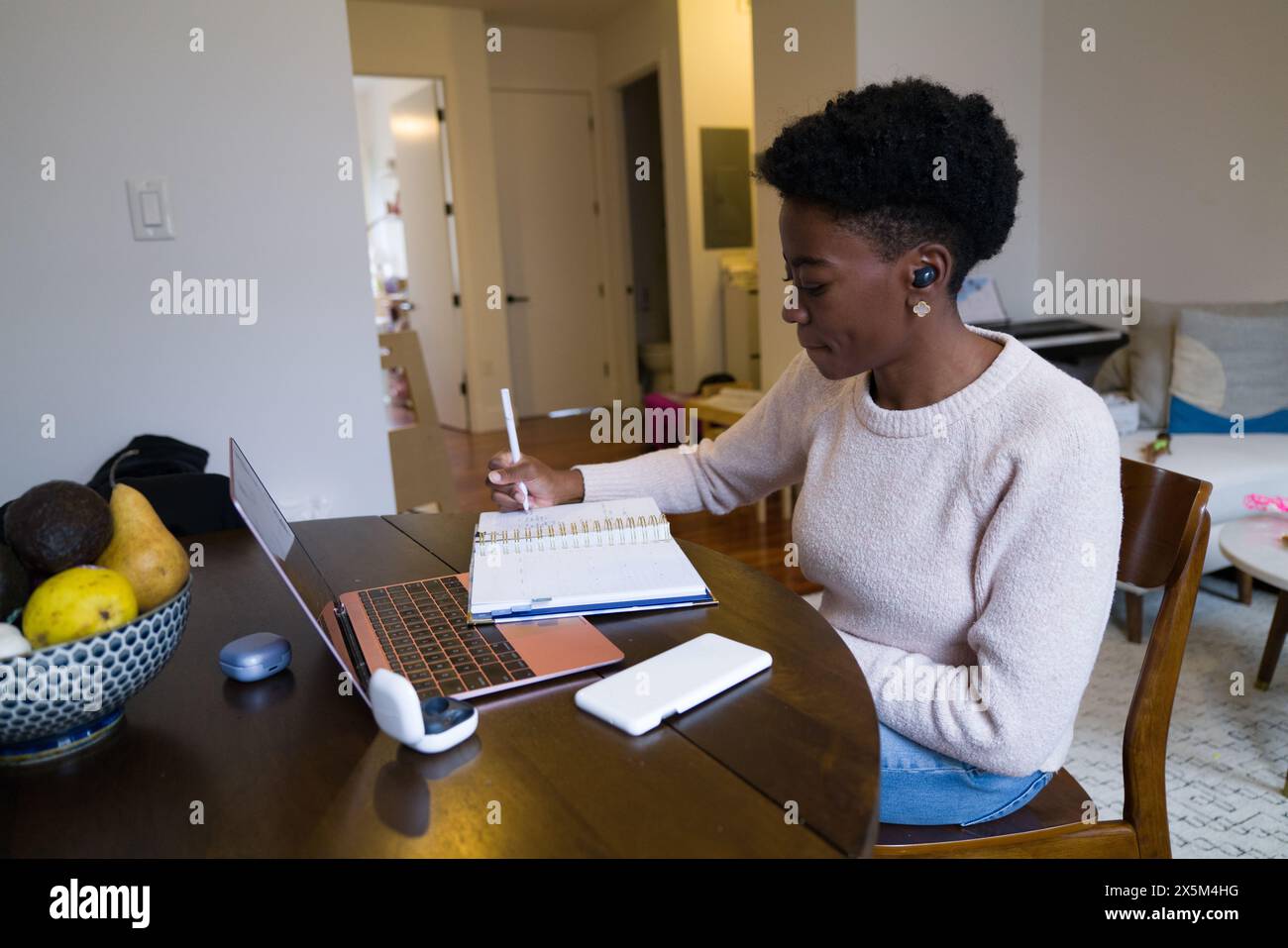 Using laptop and writing hi-res stock photography and images - Alamy