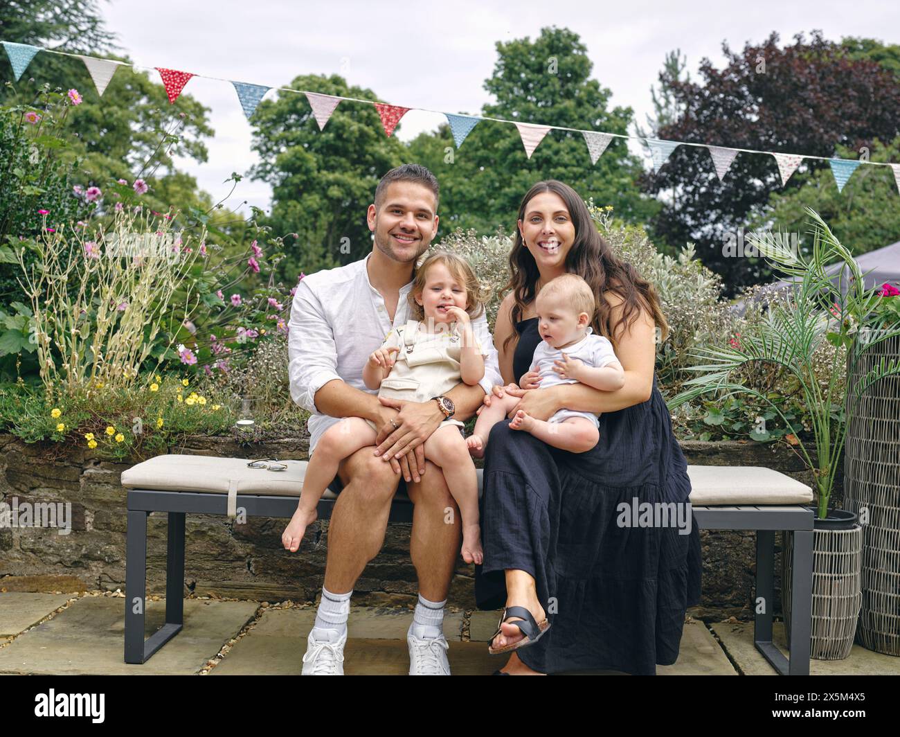 Portrait of parents with children (6-11 months, 2-3 Stock Photo - Alamy