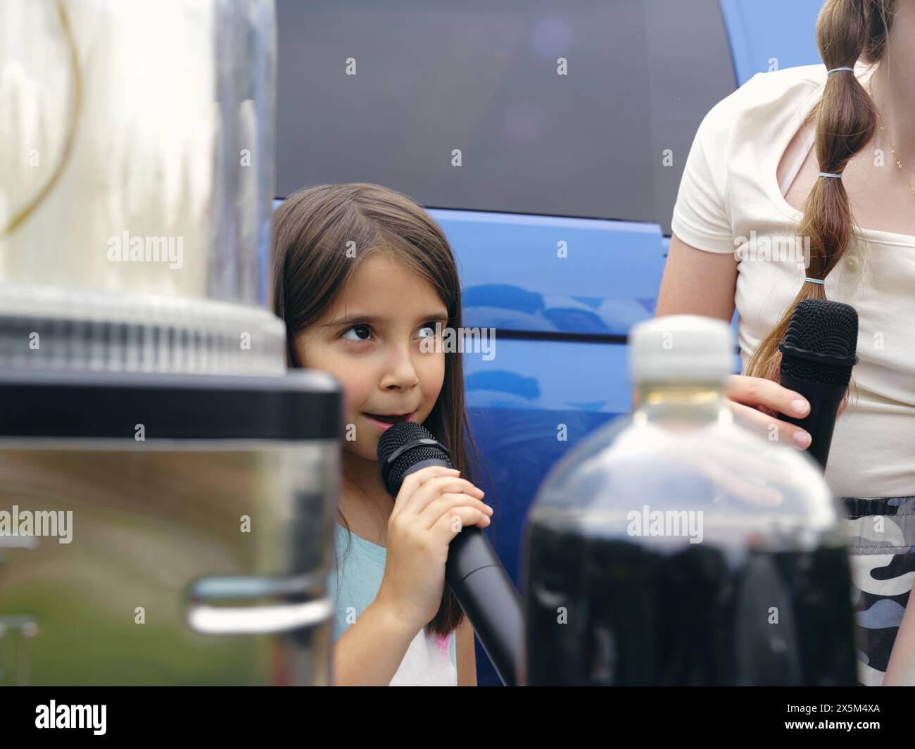 Party singing hi-res stock photography and images - Alamy