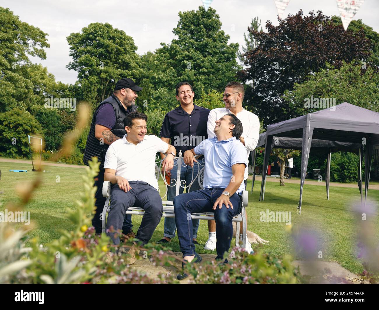 Family members sitting hi-res stock photography and images - Alamy
