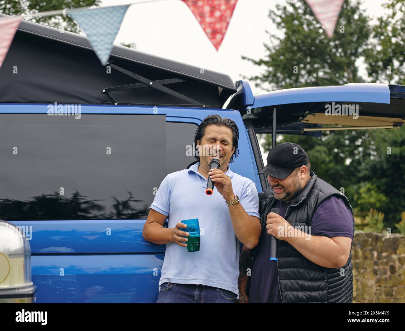 Man singing hi-res stock photography and images - Alamy