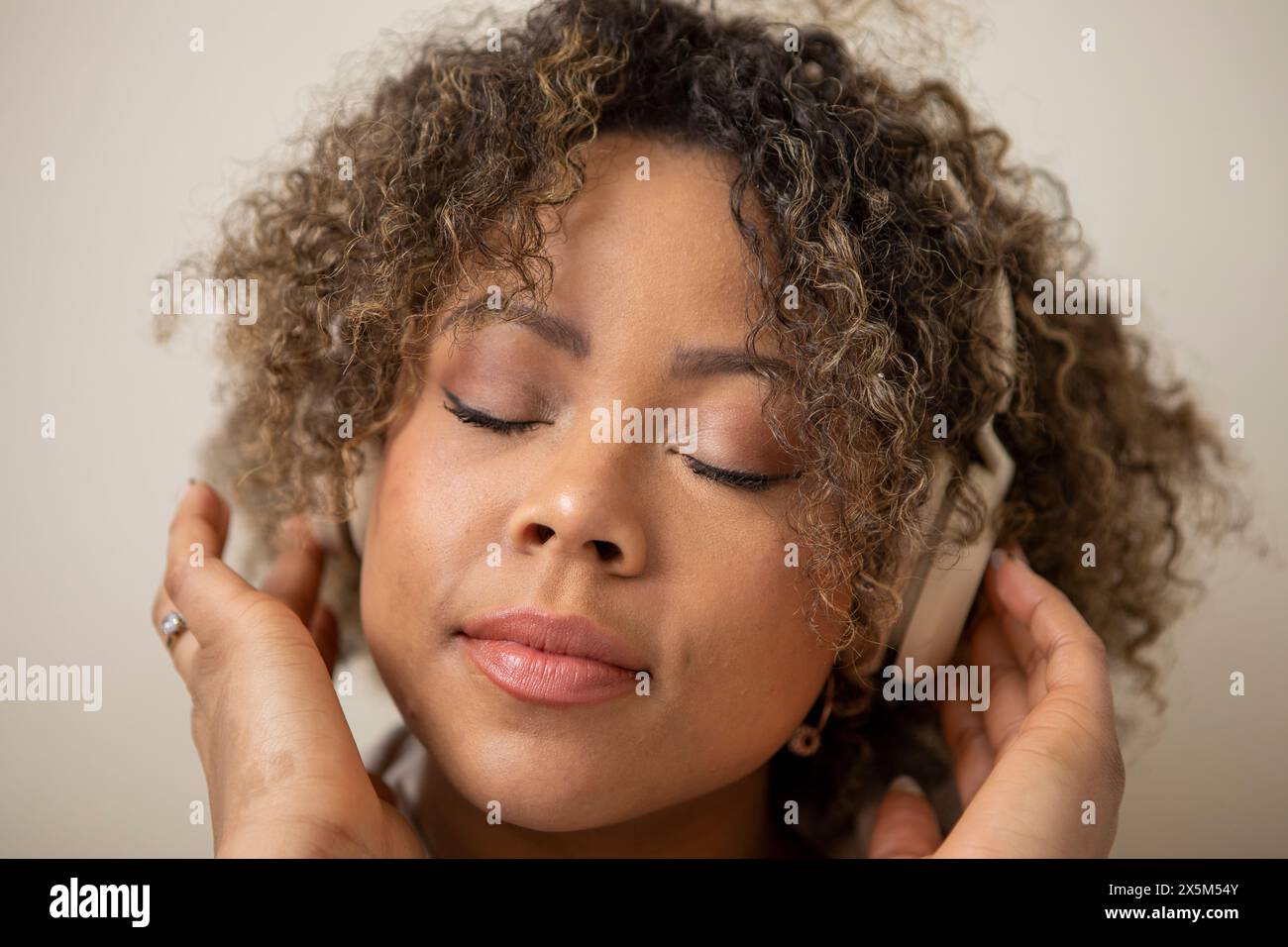 Woman closed eyes listening music hi-res stock photography and images - Alamy