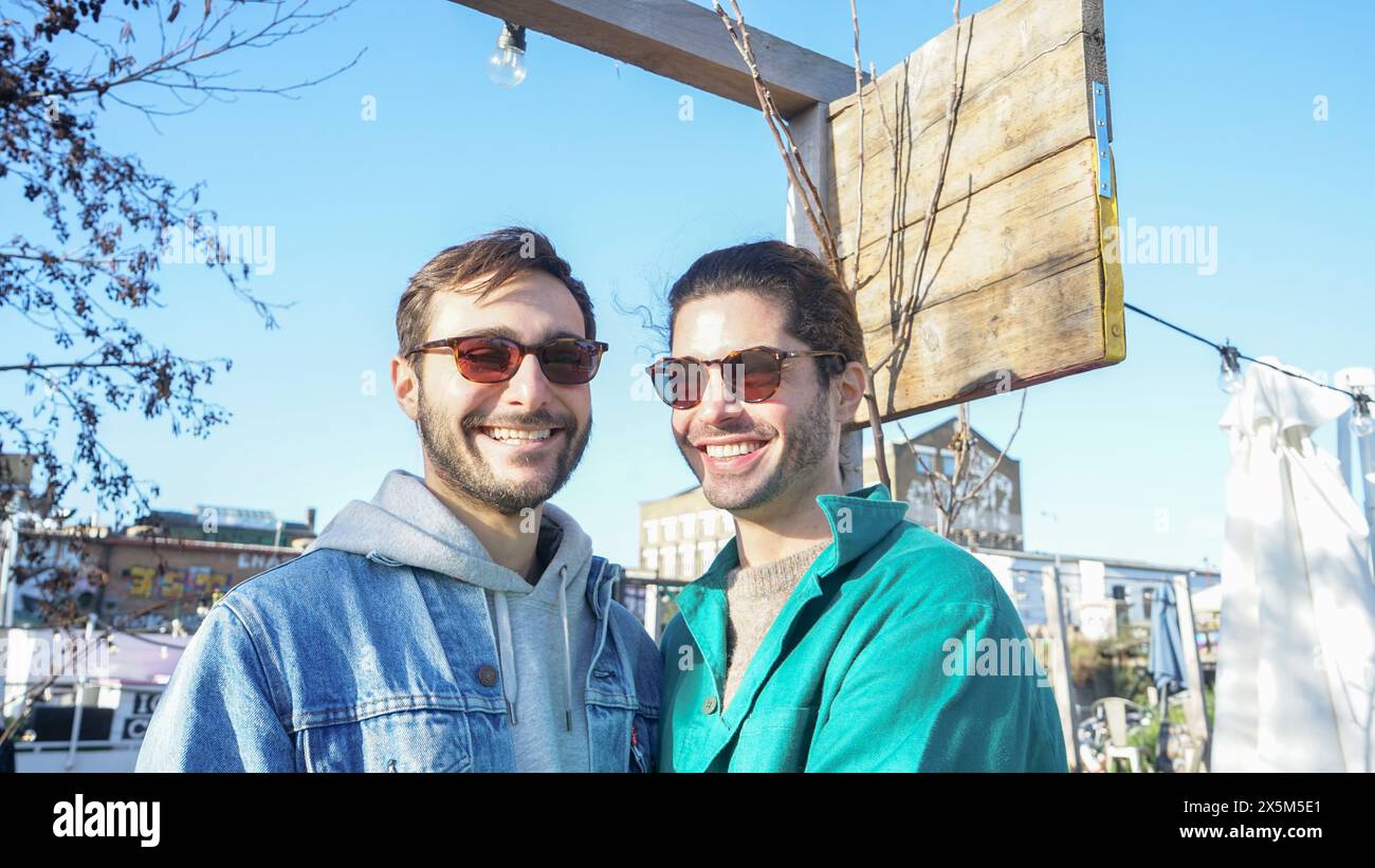 Gay couple gay pride uk hi-res stock photography and images - Alamy