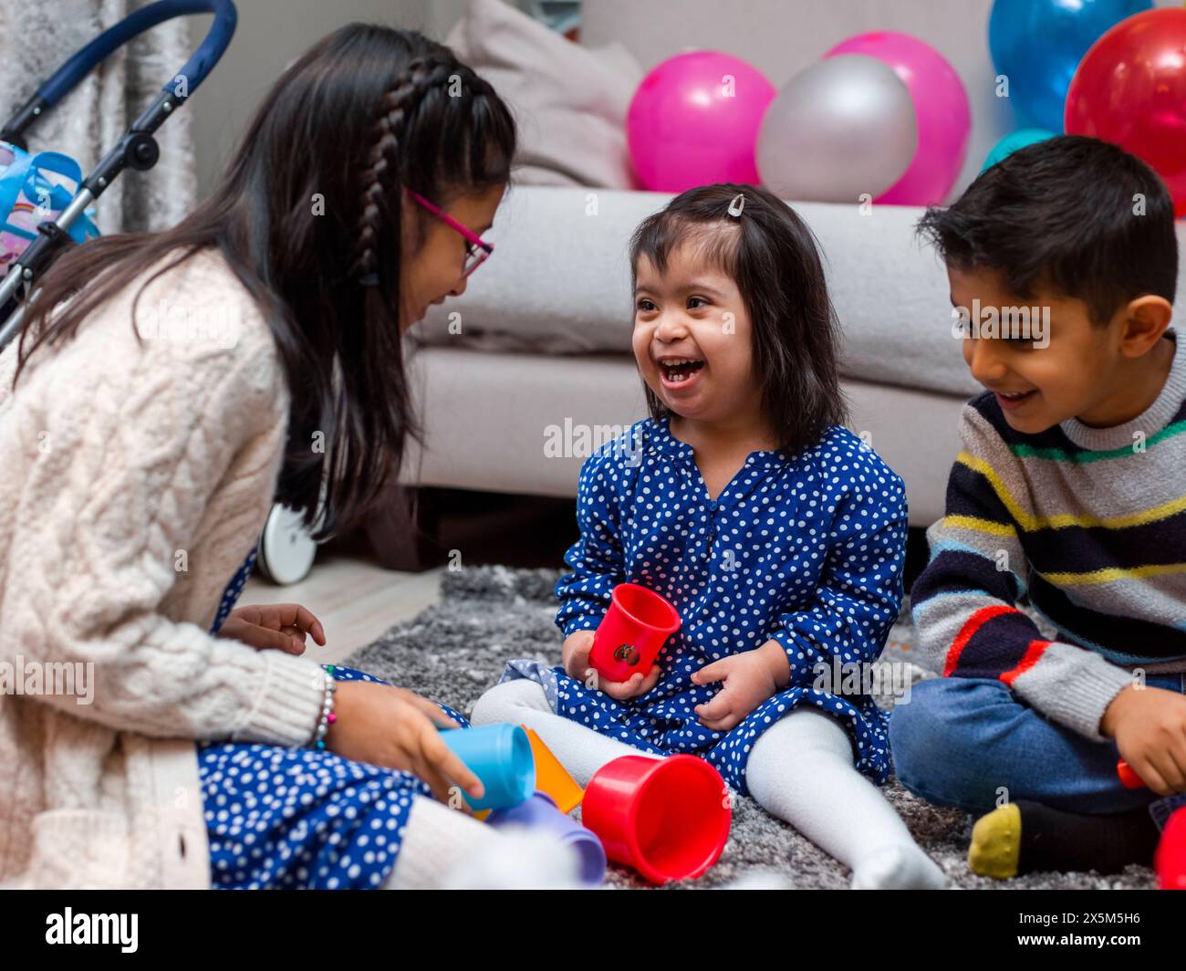 Siblings smiling hi-res stock photography and images - Alamy