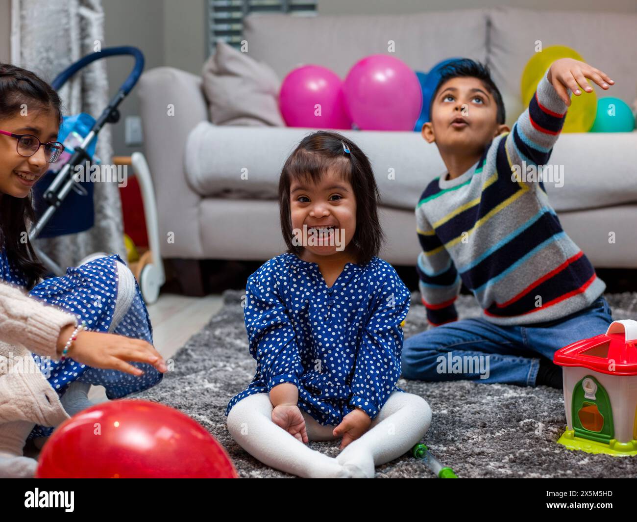 Siblings smiling hi-res stock photography and images - Alamy