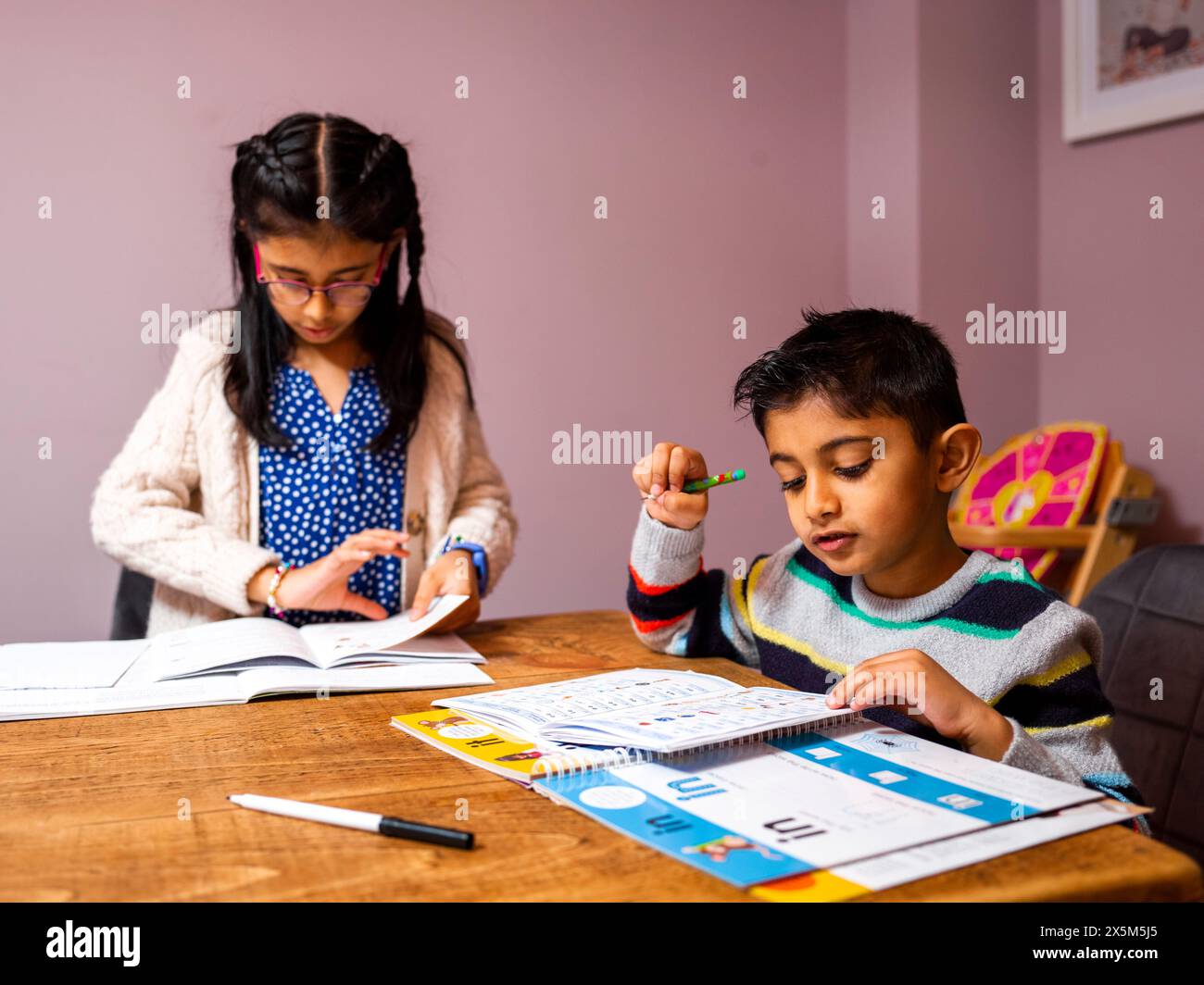 Girls boys doing homework hi-res stock photography and images - Alamy
