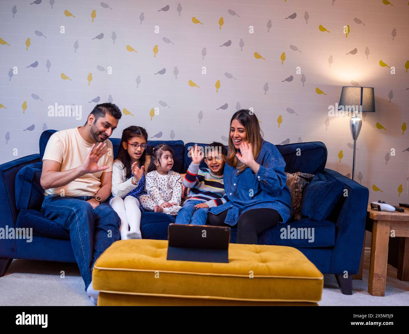 Parents three children waving hi-res stock photography and images - Alamy
