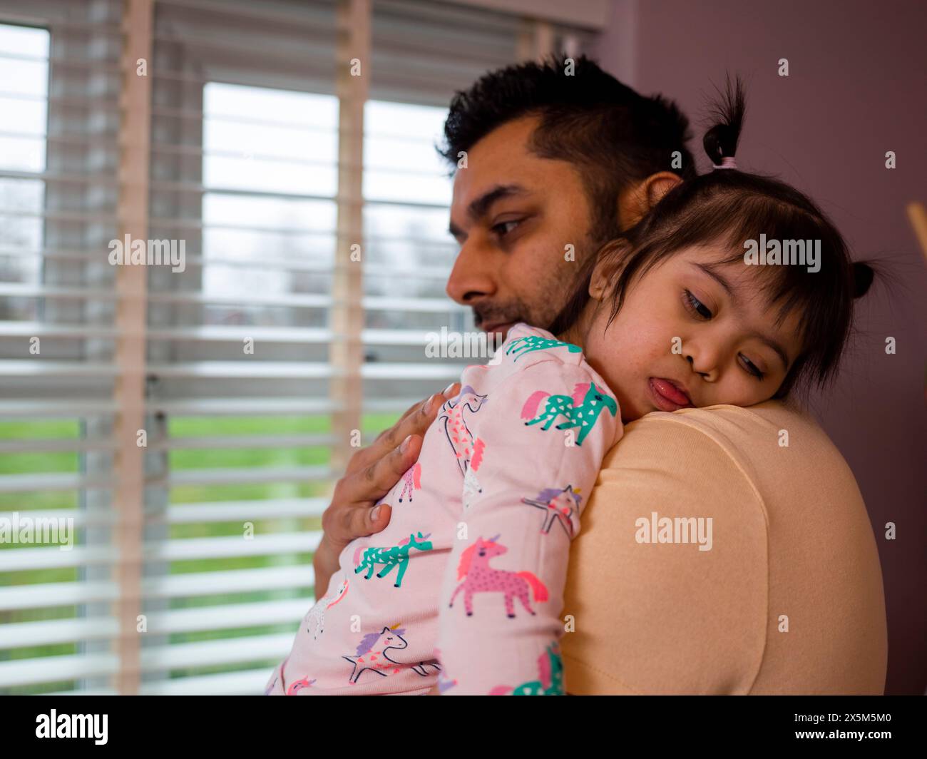 Father hugging sleepy daughter Stock Photo - Alamy