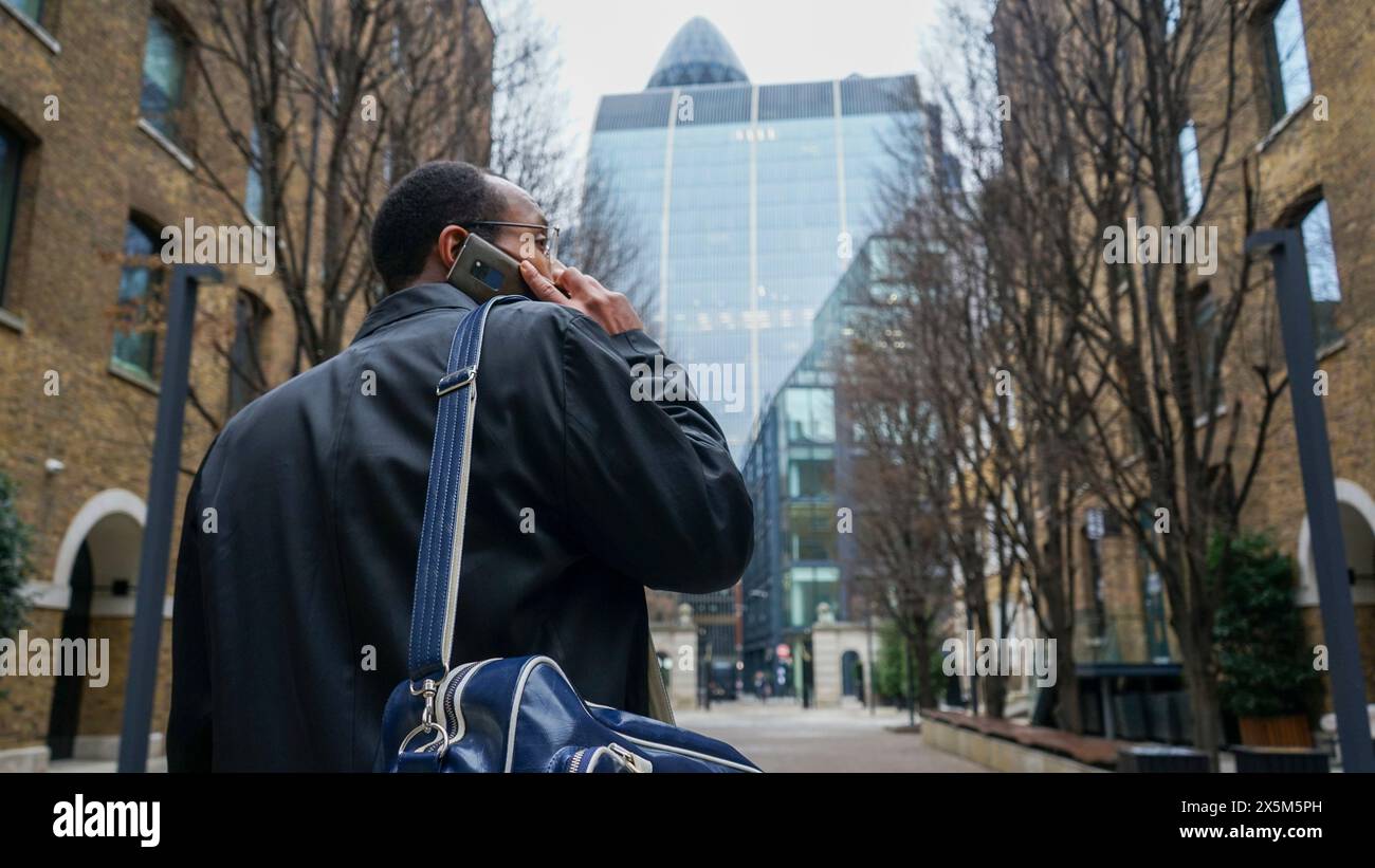 Walking man with phone hi-res stock photography and images - Alamy