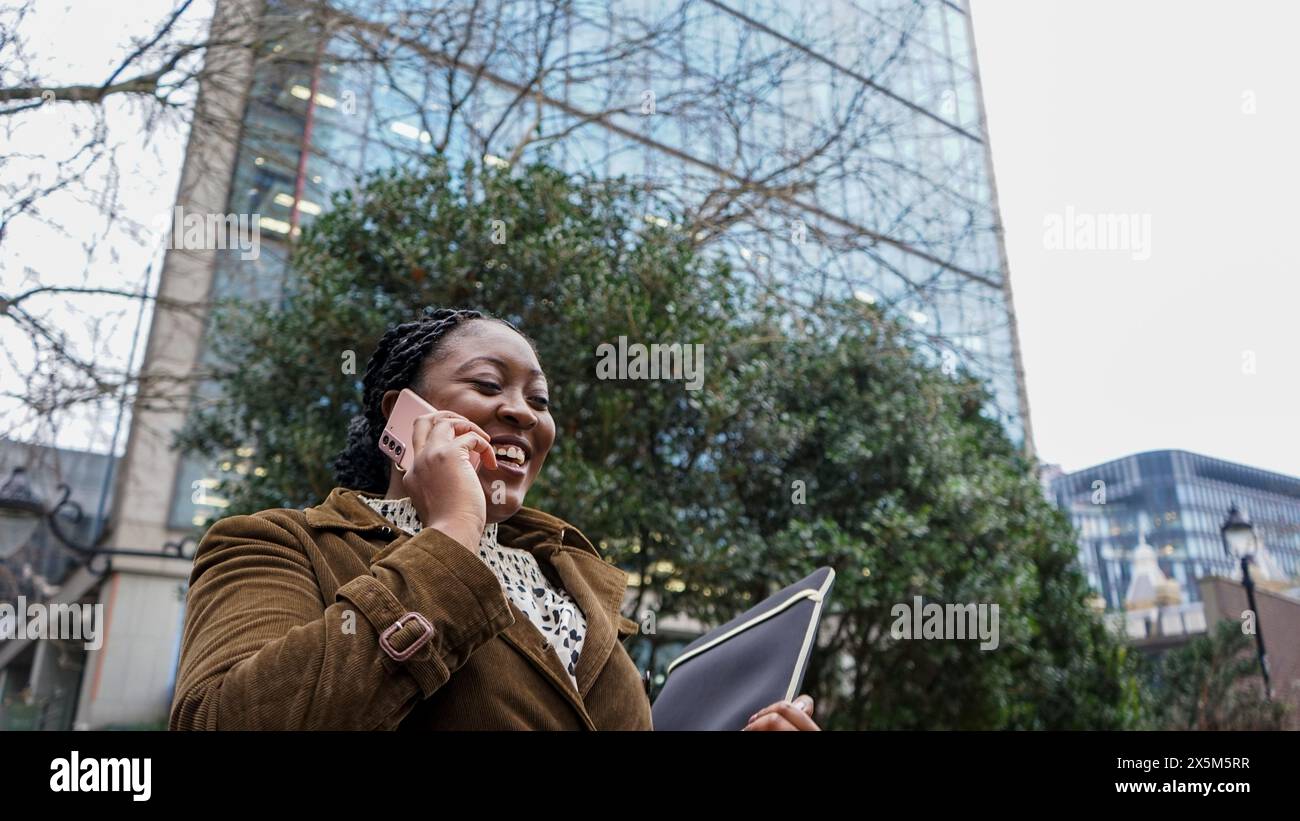 Using phone outside hi-res stock photography and images - Alamy