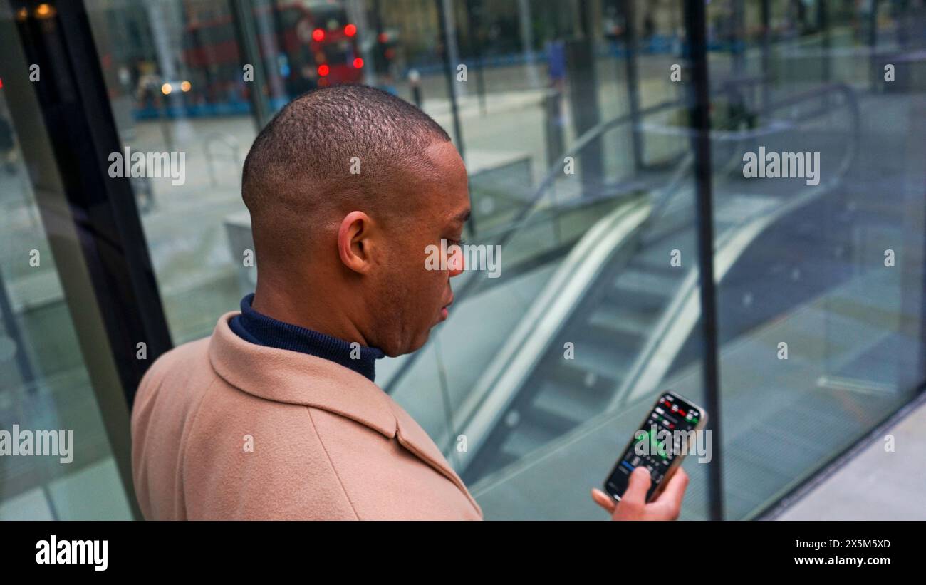 Using phone outside hi-res stock photography and images - Alamy