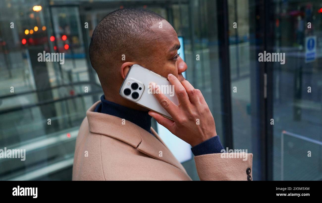 Using phone outside hi-res stock photography and images - Alamy