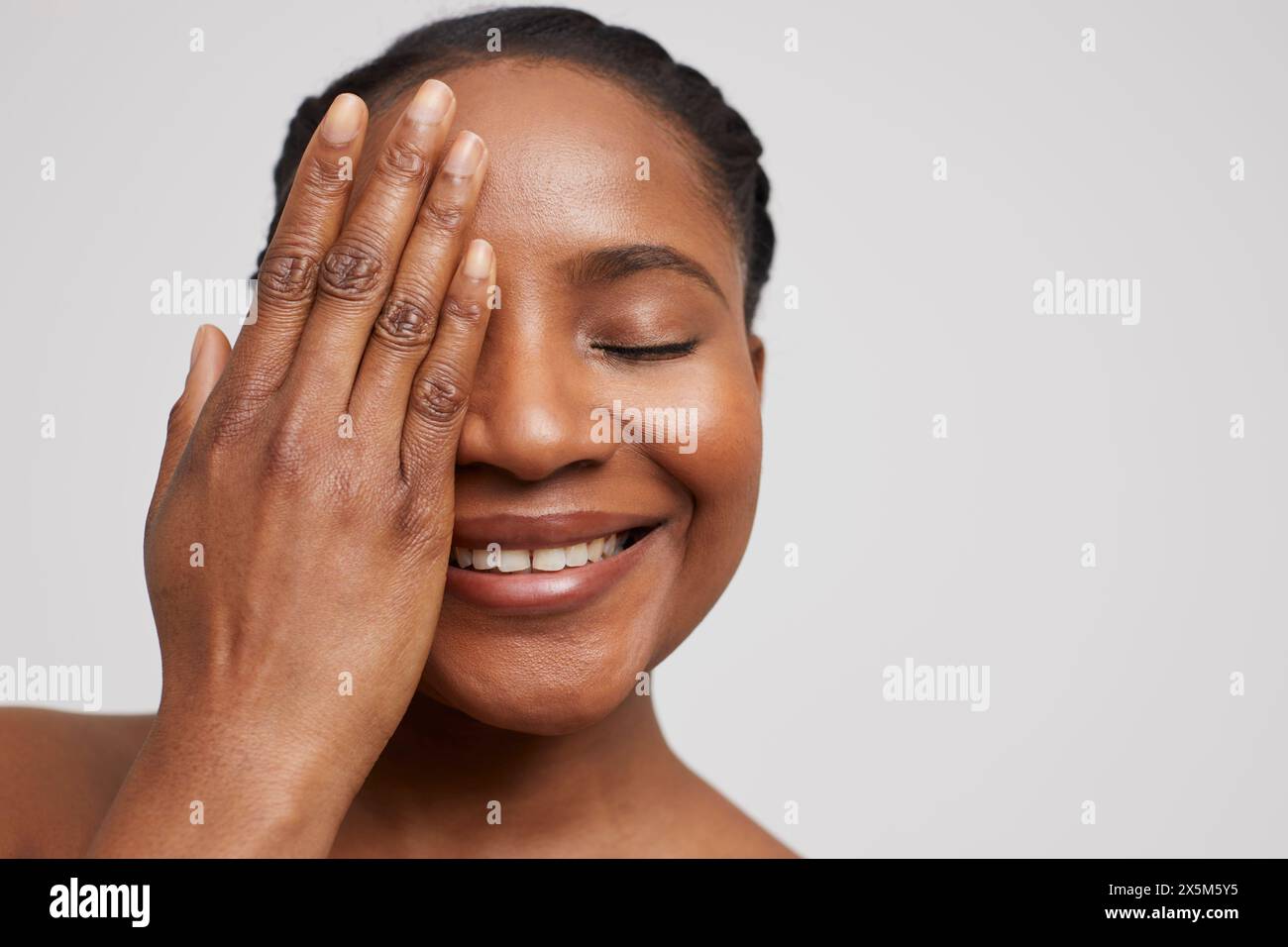 Hand covering eyes black and white hi-res stock photography and images ...