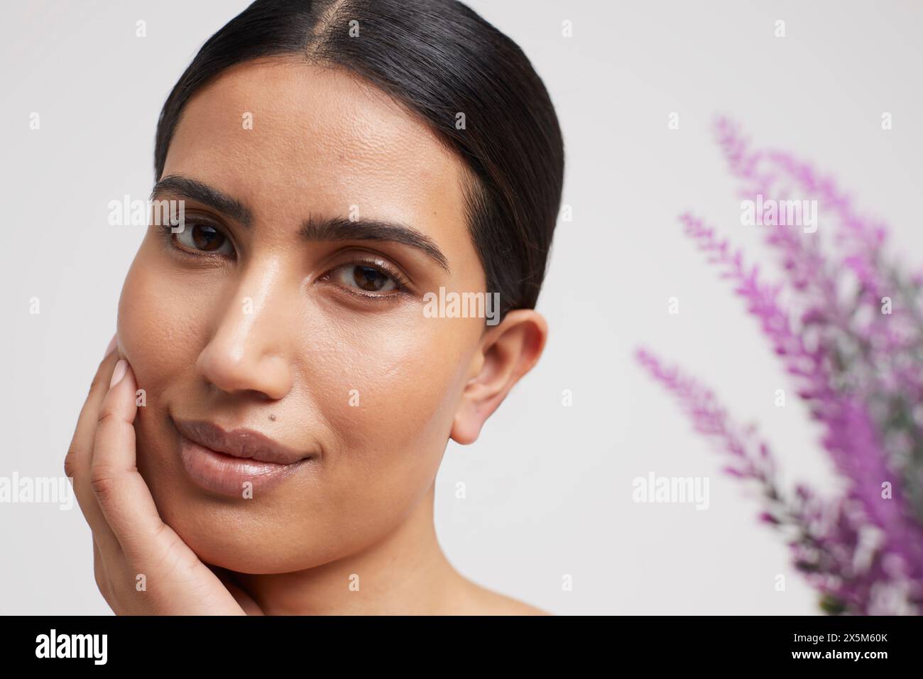 Studio portrait of smiling woman Stock Photo - Alamy