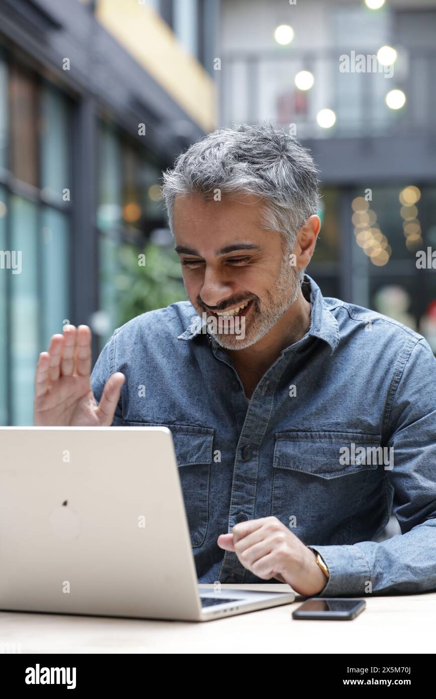 Vertical video front view corporate hi-res stock photography and images ...