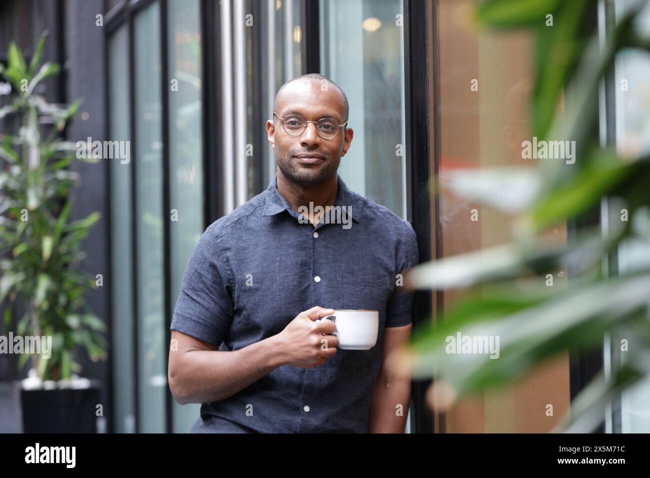 Office coffee break man hi-res stock photography and images - Alamy
