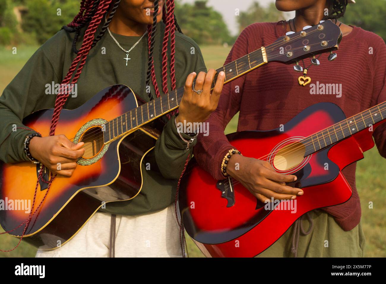 Women guitars hi-res stock photography and images - Alamy