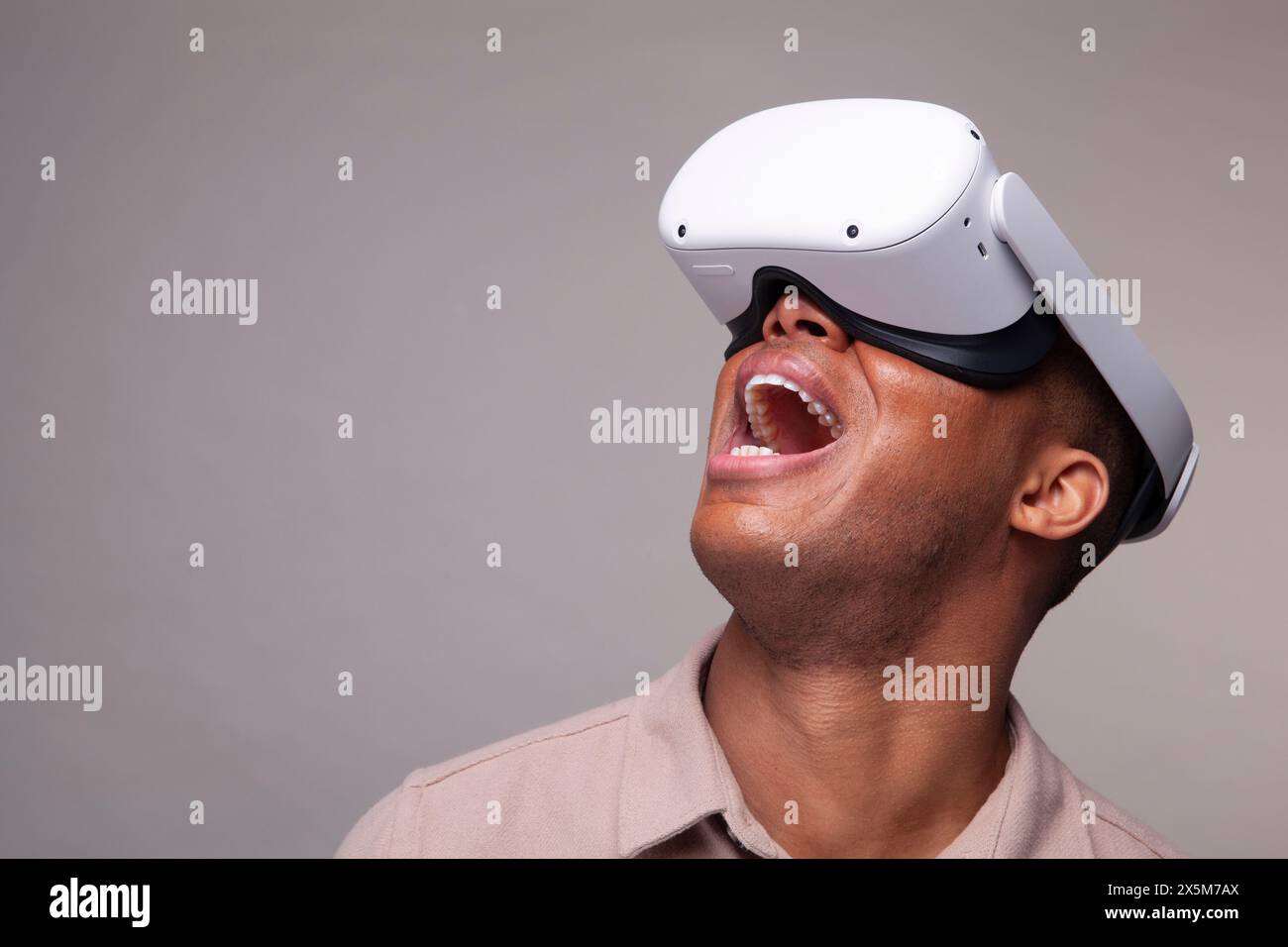 Wearing virtual reality headset hi-res stock photography and images - Alamy
