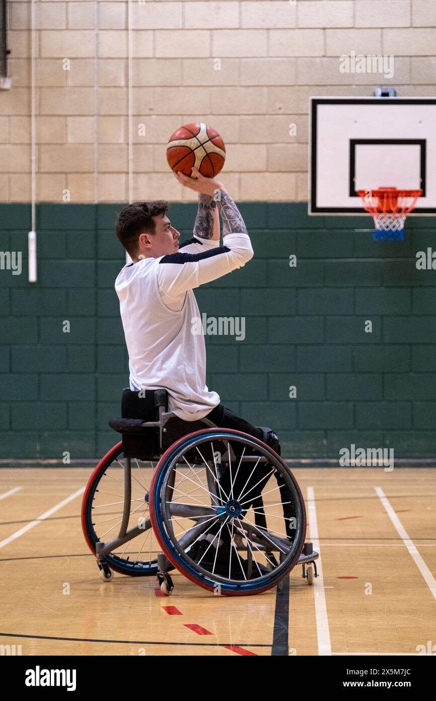 Male basketball player in wheelchair shooting ball Stock Photo - Alamy