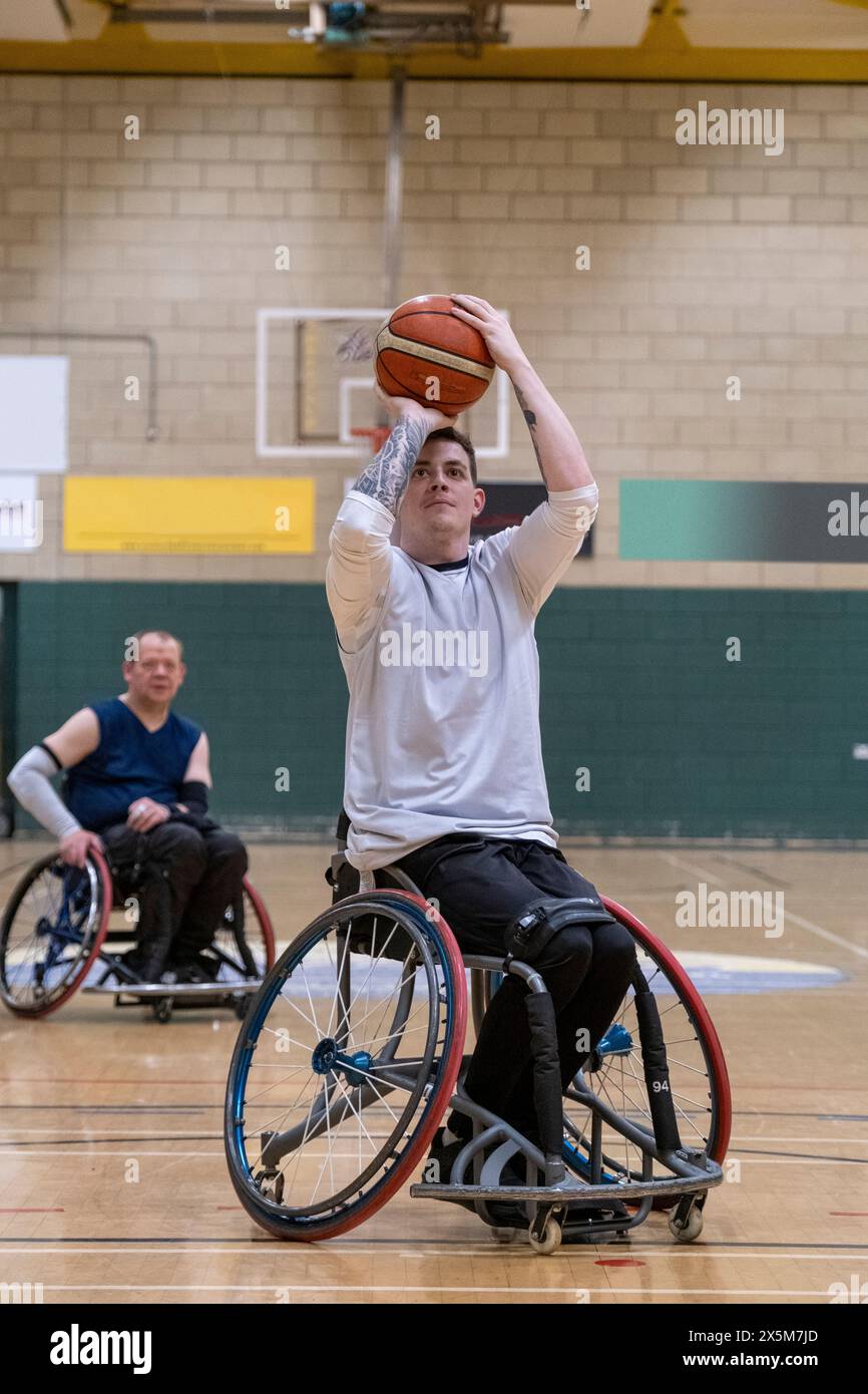 Male basketball player in wheelchair shooting ball Stock Photo - Alamy
