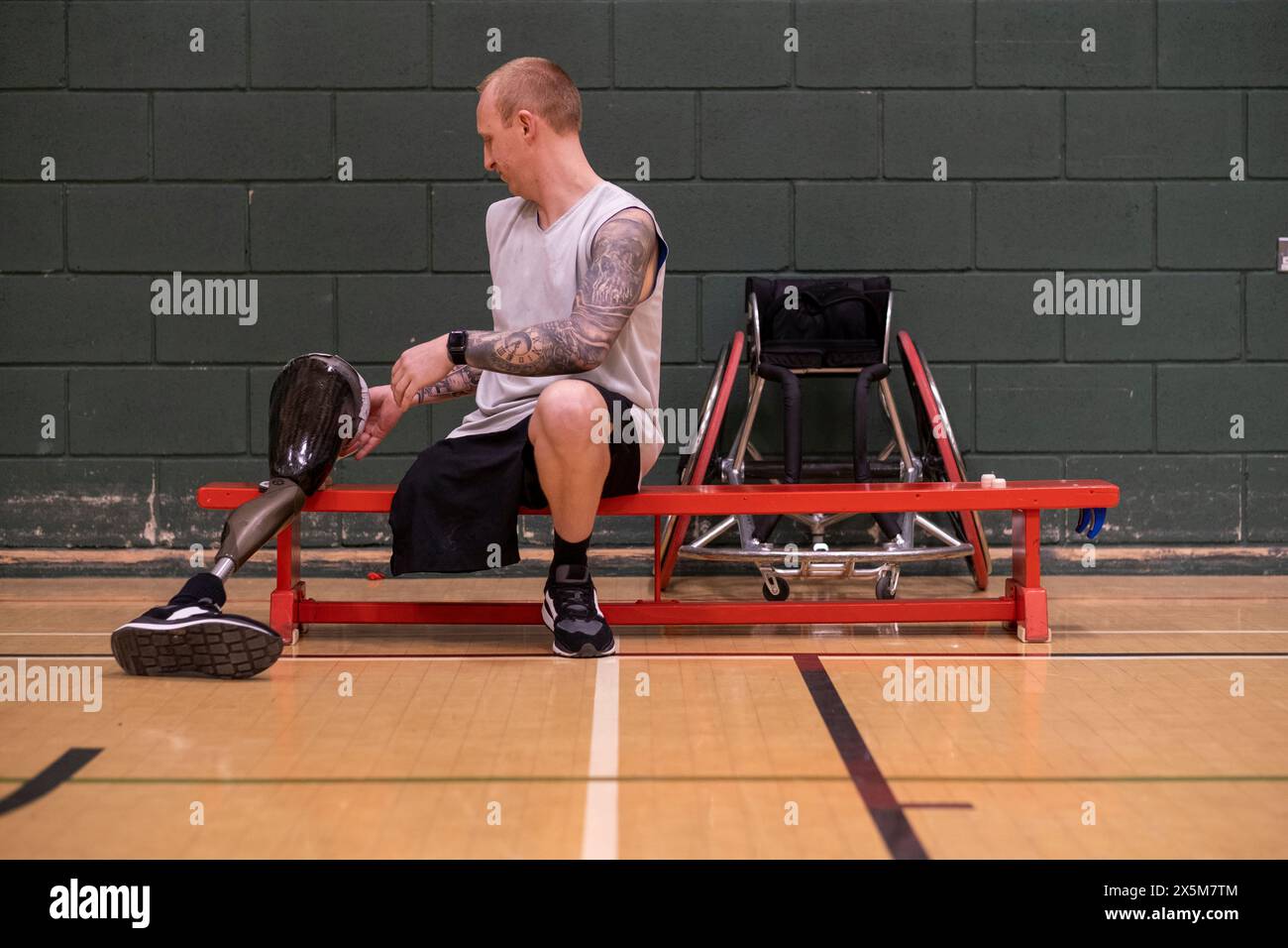 Male basketball player with artificial leg Stock Photo - Alamy
