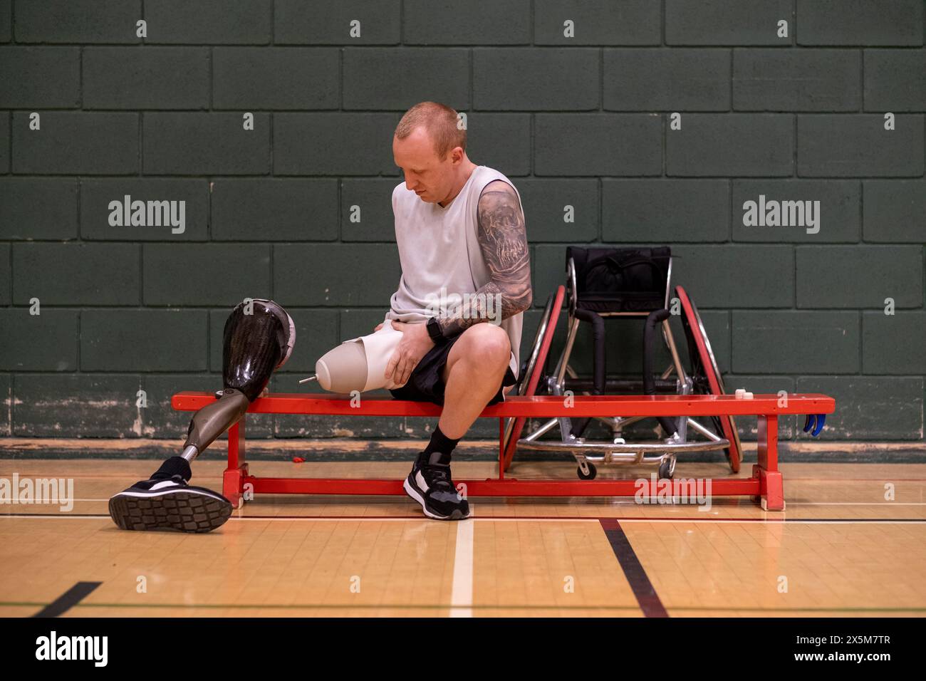 Male basketball player with artificial leg Stock Photo - Alamy