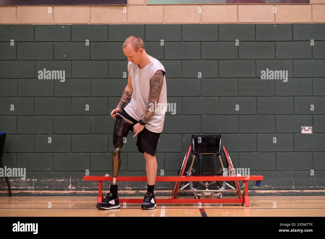 Male basketball player with artificial leg Stock Photo - Alamy