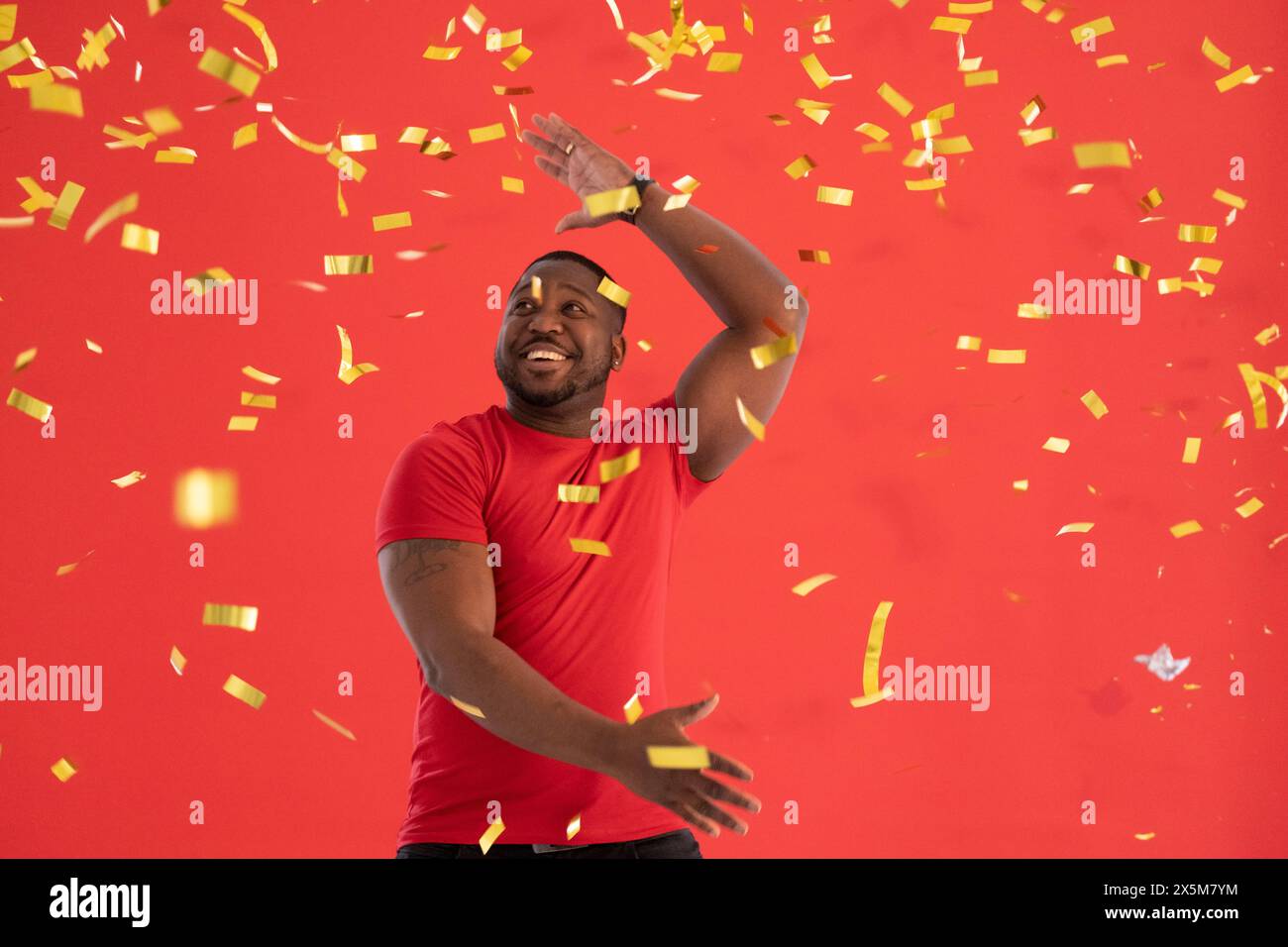 Falling confetti hi-res stock photography and images - Alamy