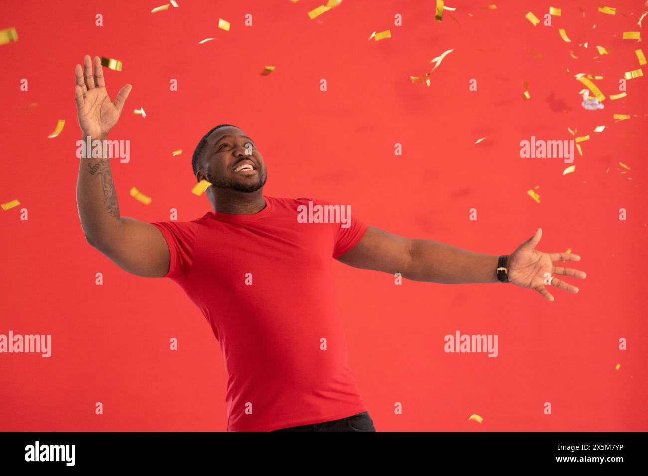 Falling confetti hi-res stock photography and images - Alamy