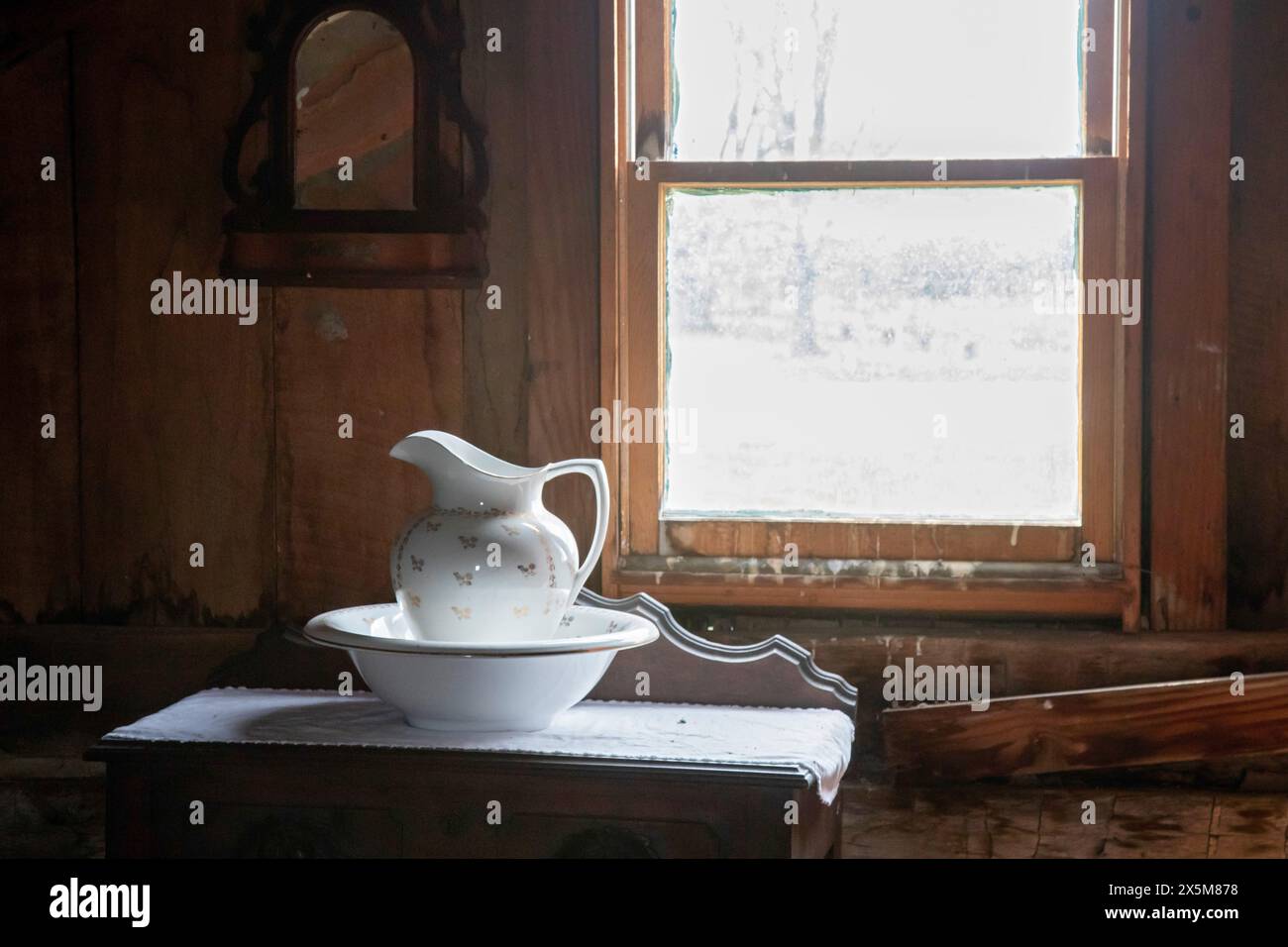 Fort Dodge, Iowa - A pitcher and washbasin in a bedroom at the Carlson ... Fort Dodge, Iowa - A pitcher and washbasin in a bedroom at the Carlson ...