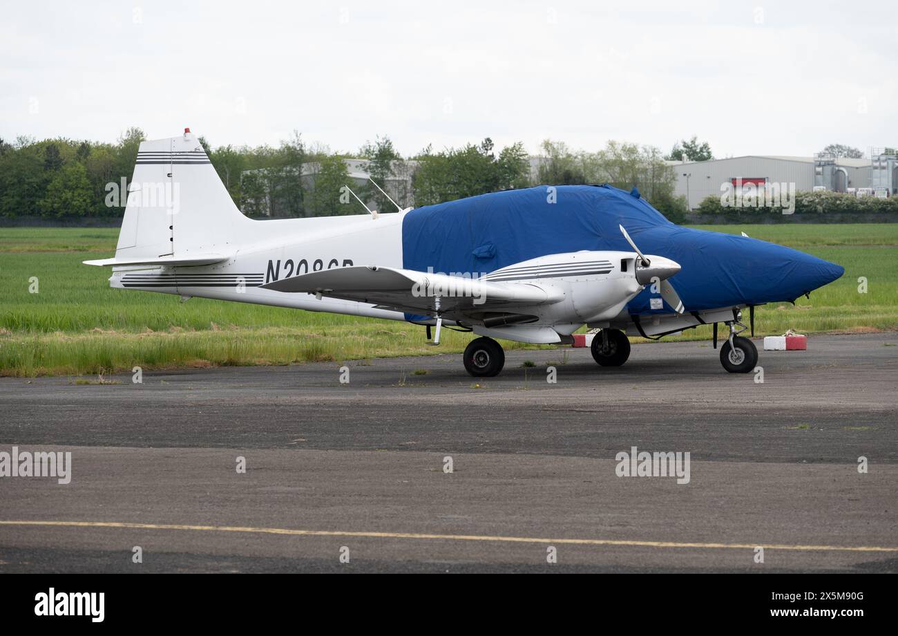 Piper PA-23-150 Apache at Wellesbourne Airfield, Warwickshire, UK ...