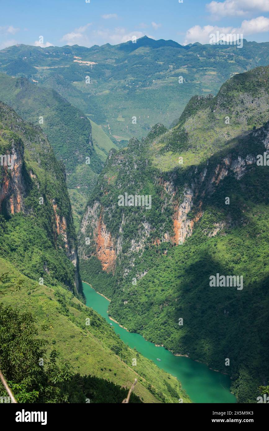 View of the Nho Que River and Tu San Canyon from the Ma Pi Leng Sky ...