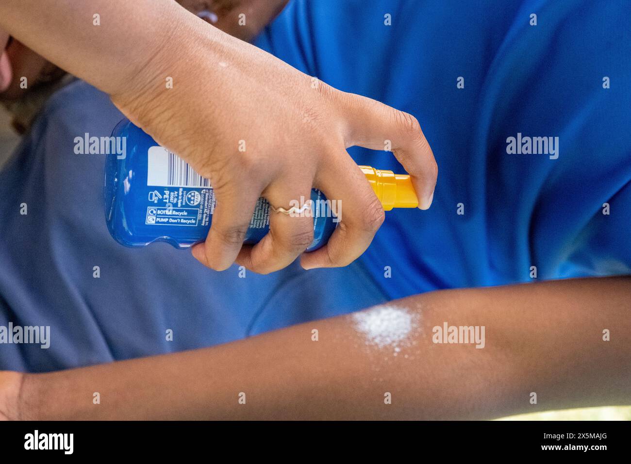 People applying sunscreen Stock Photo - Alamy