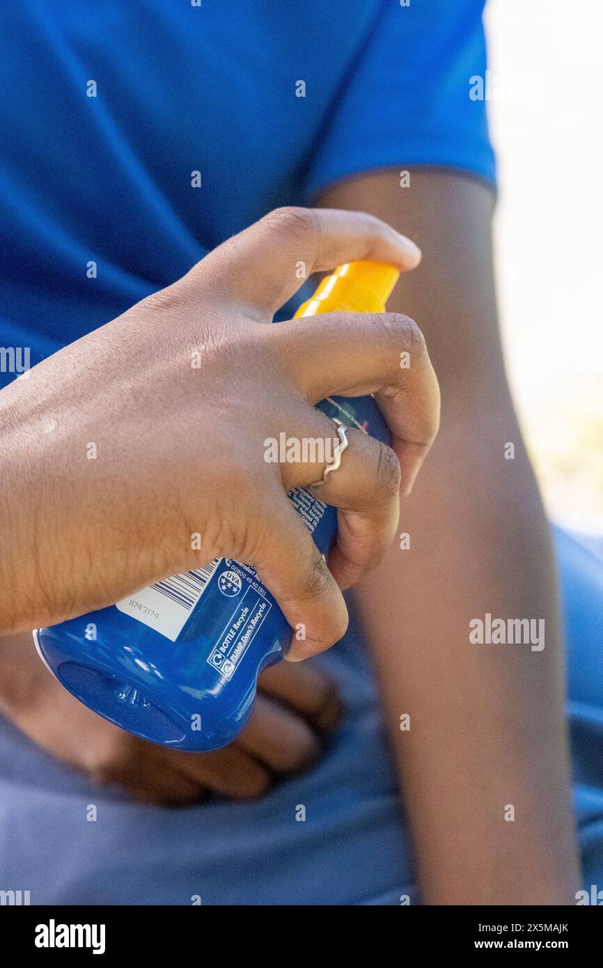 People applying sunscreen Stock Photo - Alamy