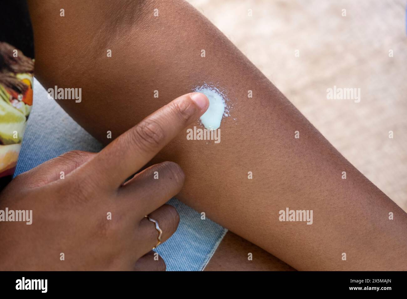 People applying sunscreen Stock Photo - Alamy