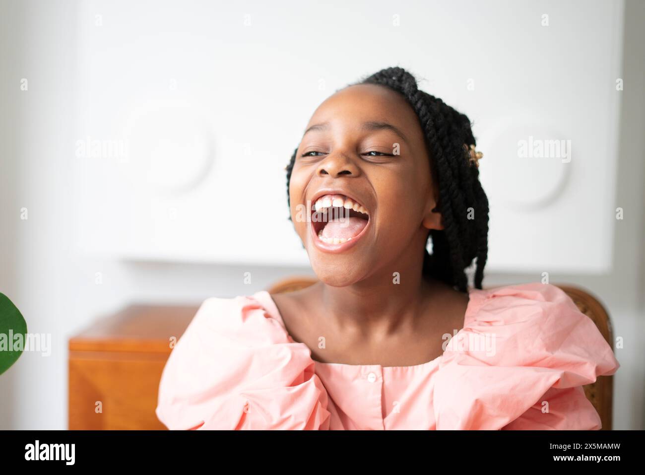 Headshot of laughing girl (6-7 Stock Photo - Alamy