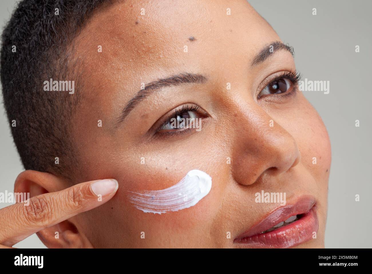 Applying facial cream woman hi-res stock photography and images - Alamy