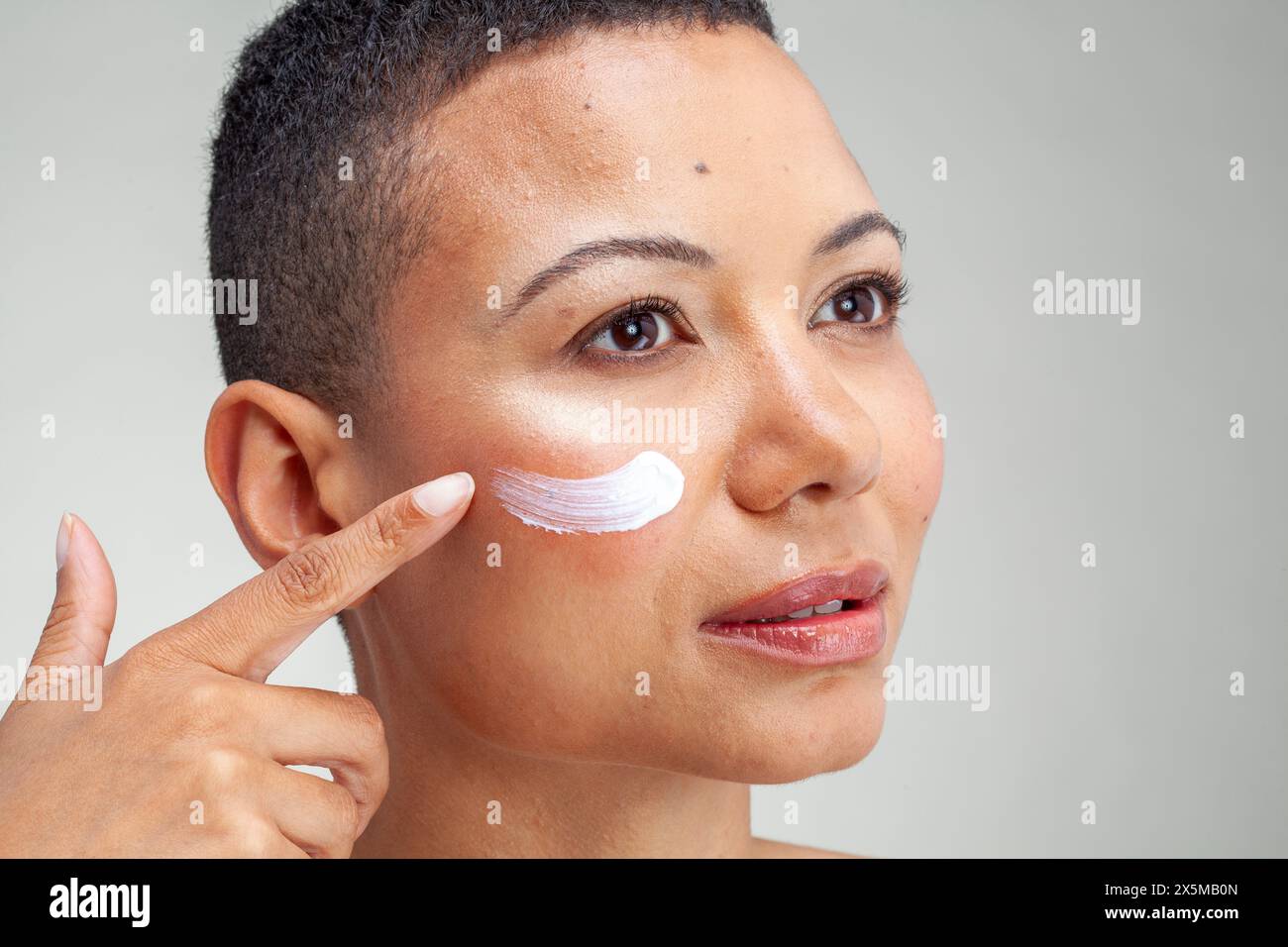 Applying facial cream woman hi-res stock photography and images - Alamy