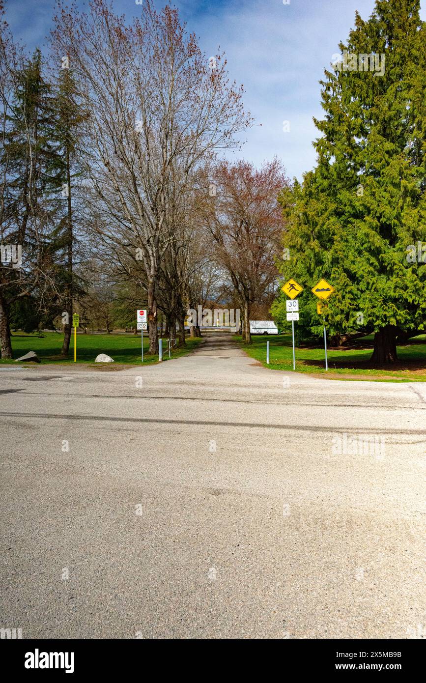 Cyclists and pedestrians blue road sign hi-res stock photography and ...