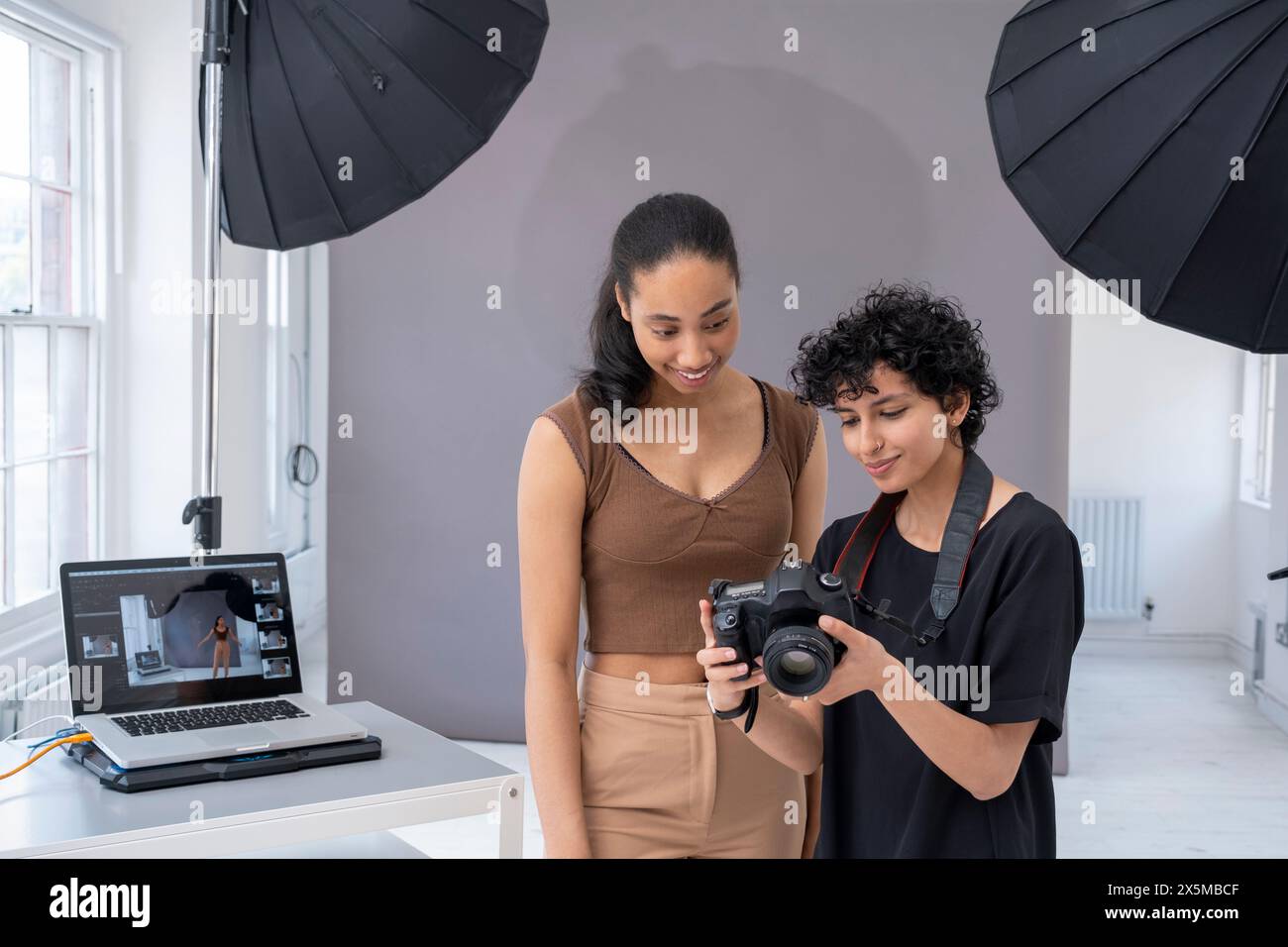 Photographer and model at photo shoot Stock Photo - Alamy