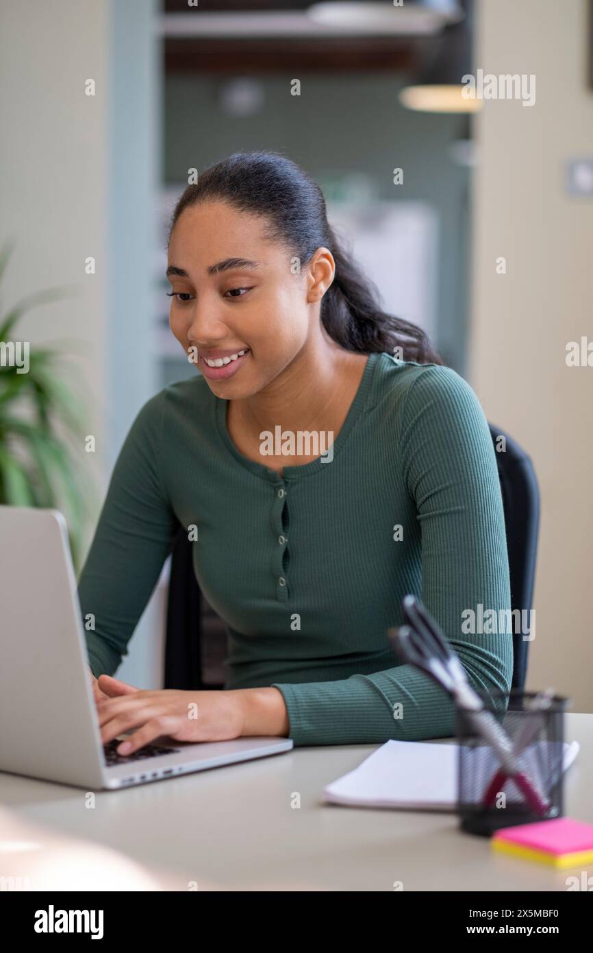 Woman working laptop office hi-res stock photography and images - Alamy