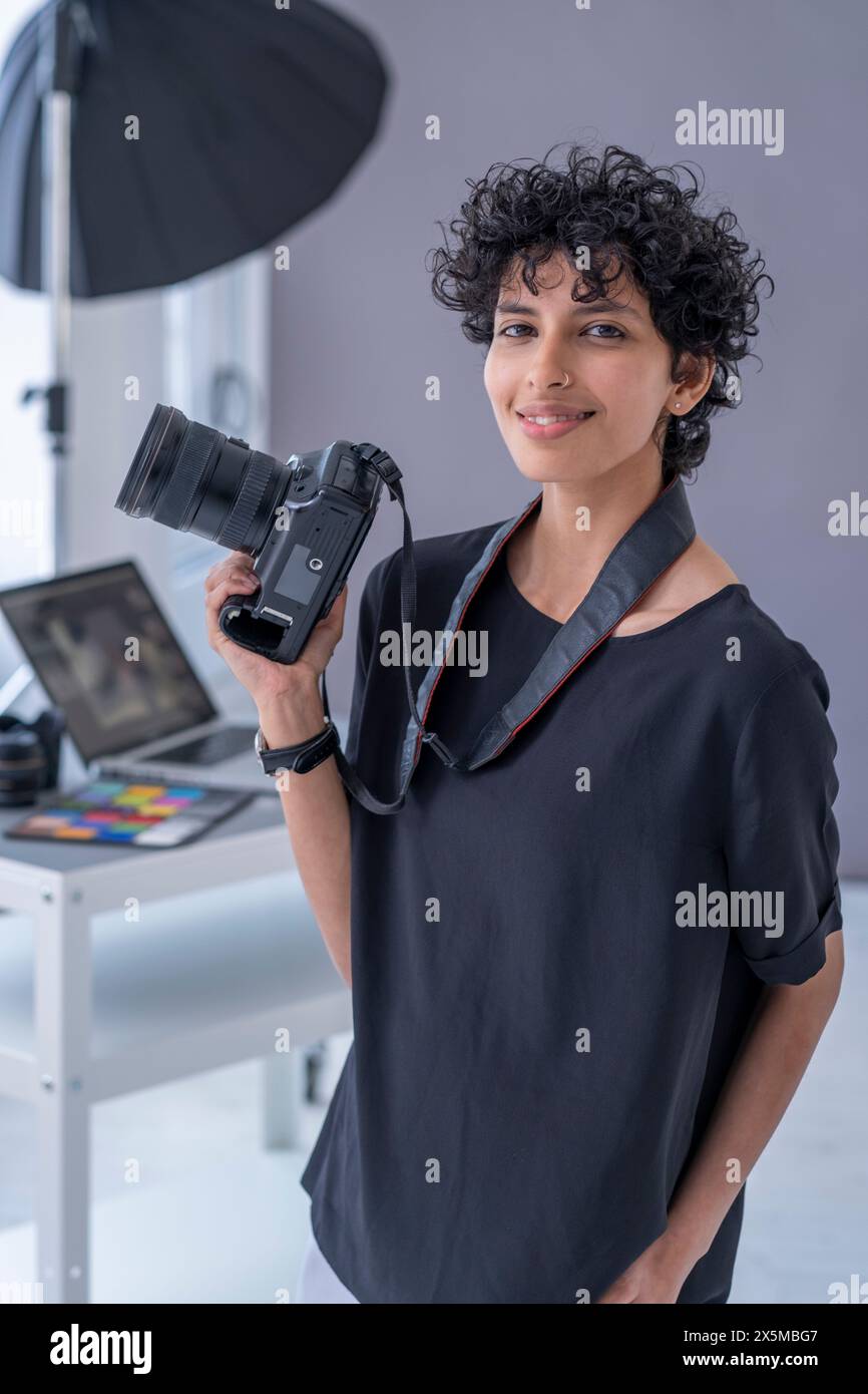 Curly hair photographer hi-res stock photography and images - Alamy