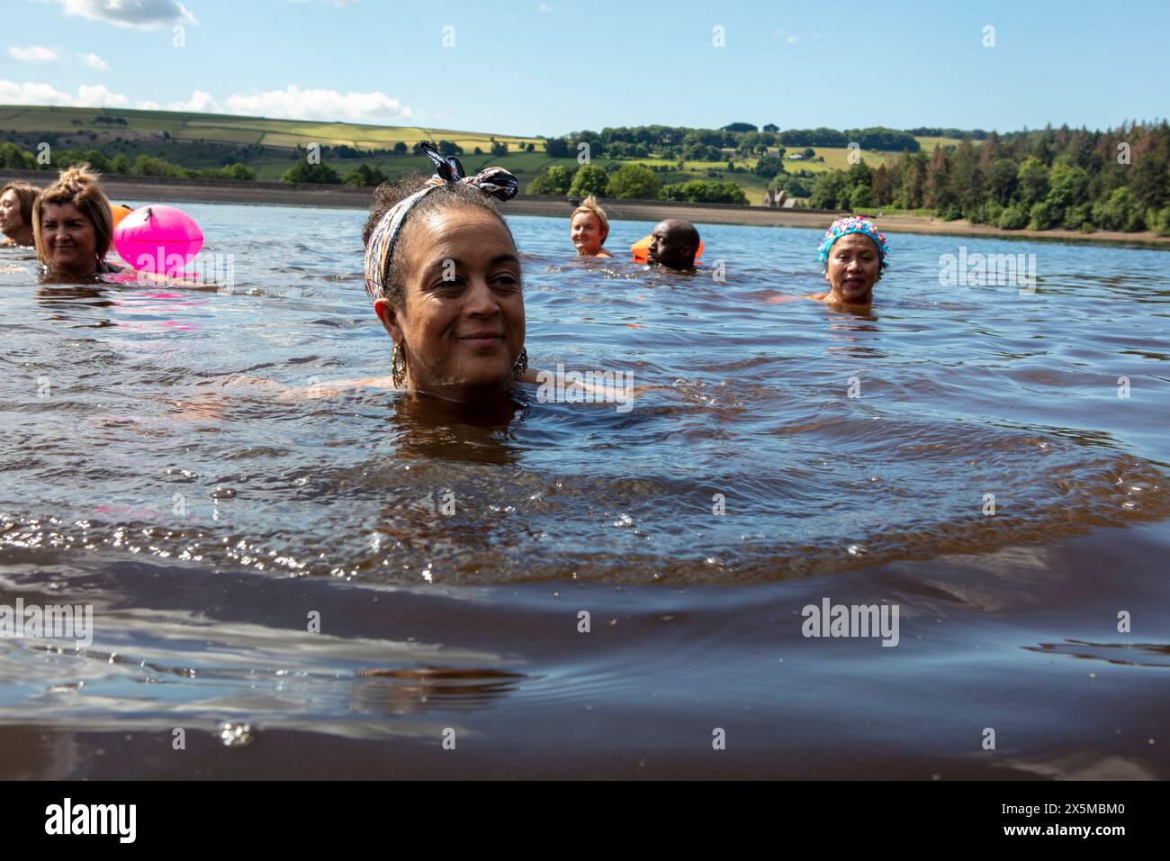 Group friends in landscape hi-res stock photography and images - Alamy