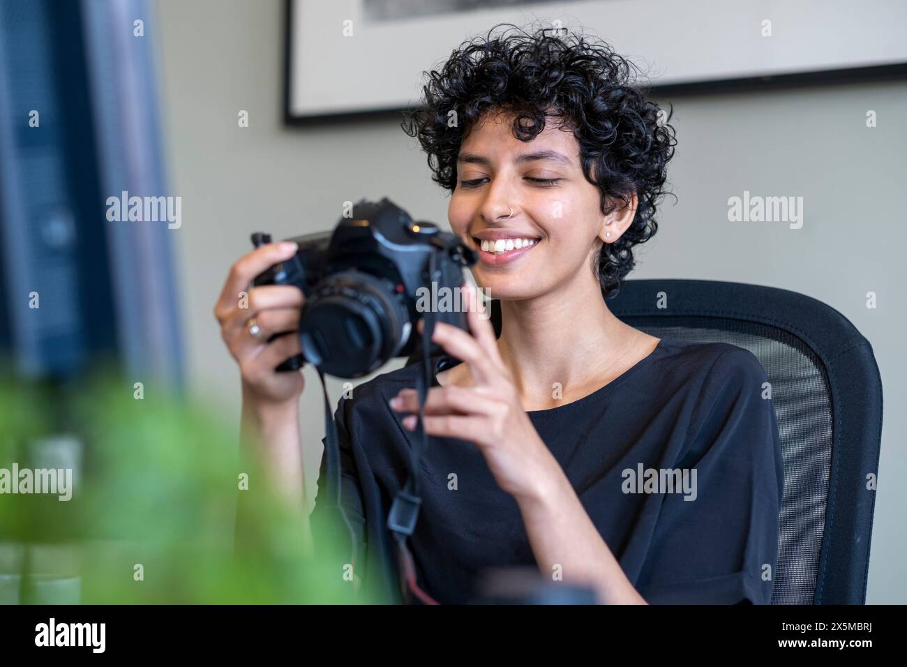 Female photographer camera hi-res stock photography and images - Alamy