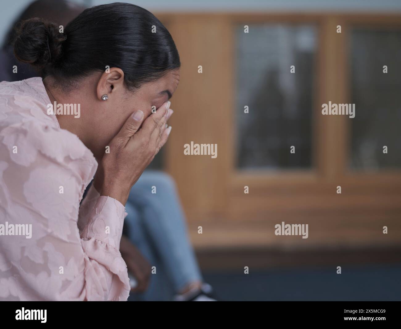 Group of people crying hi-res stock photography and images - Alamy