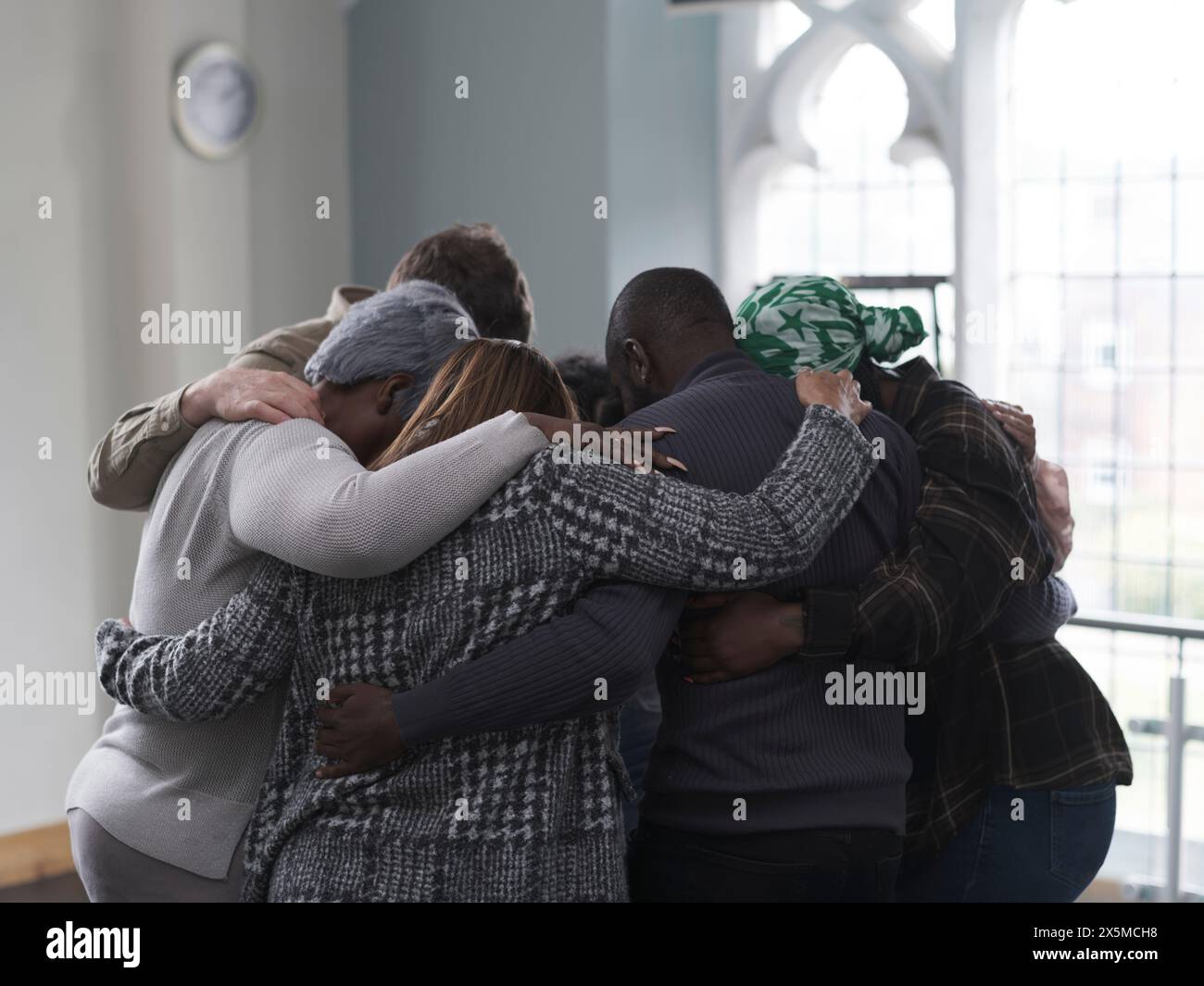 People hugging hi-res stock photography and images - Alamy