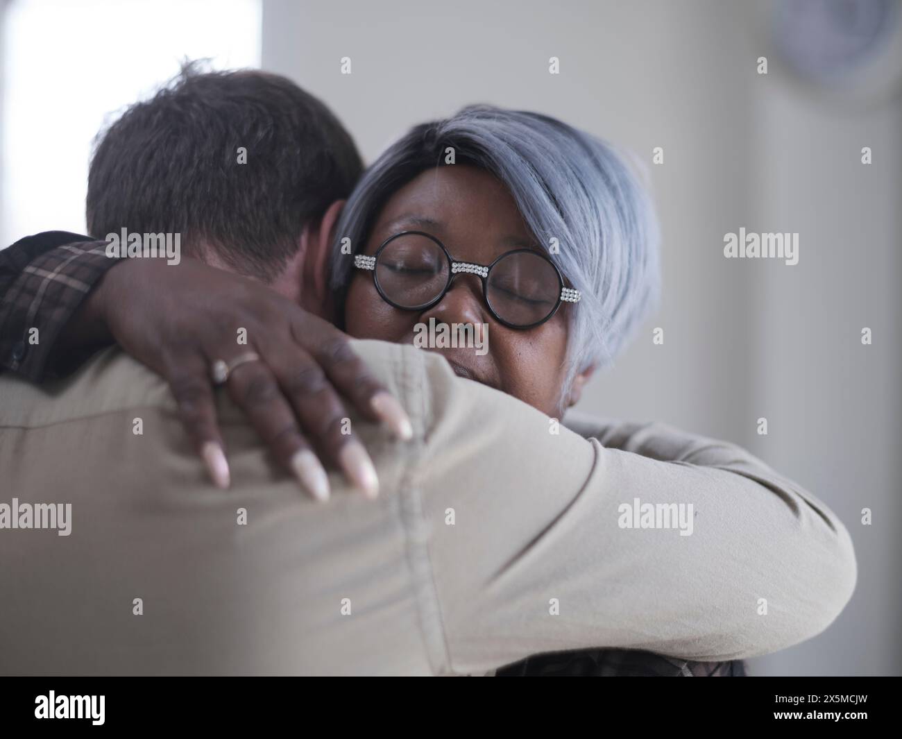Woman man hugging in hi-res stock photography and images - Alamy